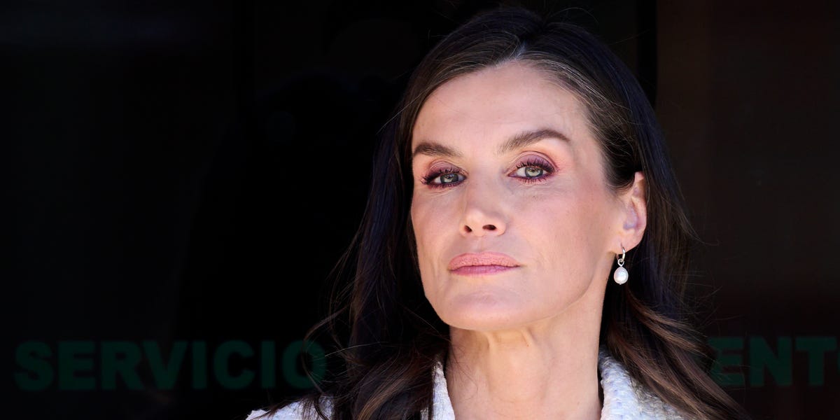 La reina Letizia, impecable con el vestido blanco de tweed de Felipe ...