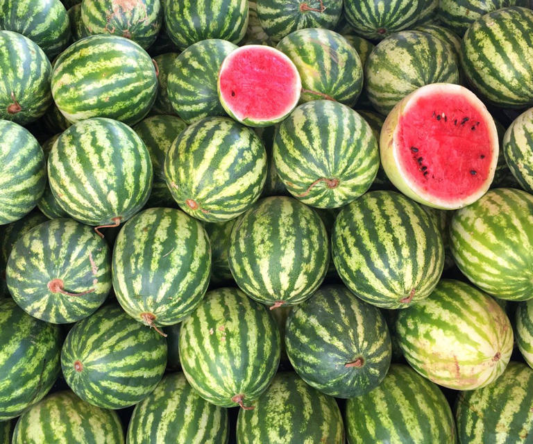 My dad’s simple trick to tell when a watermelon is ripe is so genius