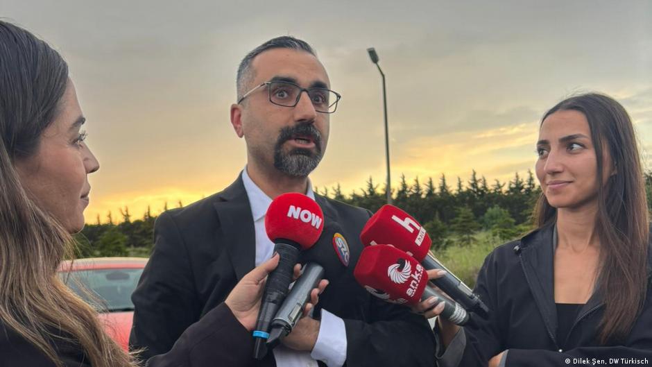 Türkei: DW-Korrespondent Uludağ kommt aus Haft frei