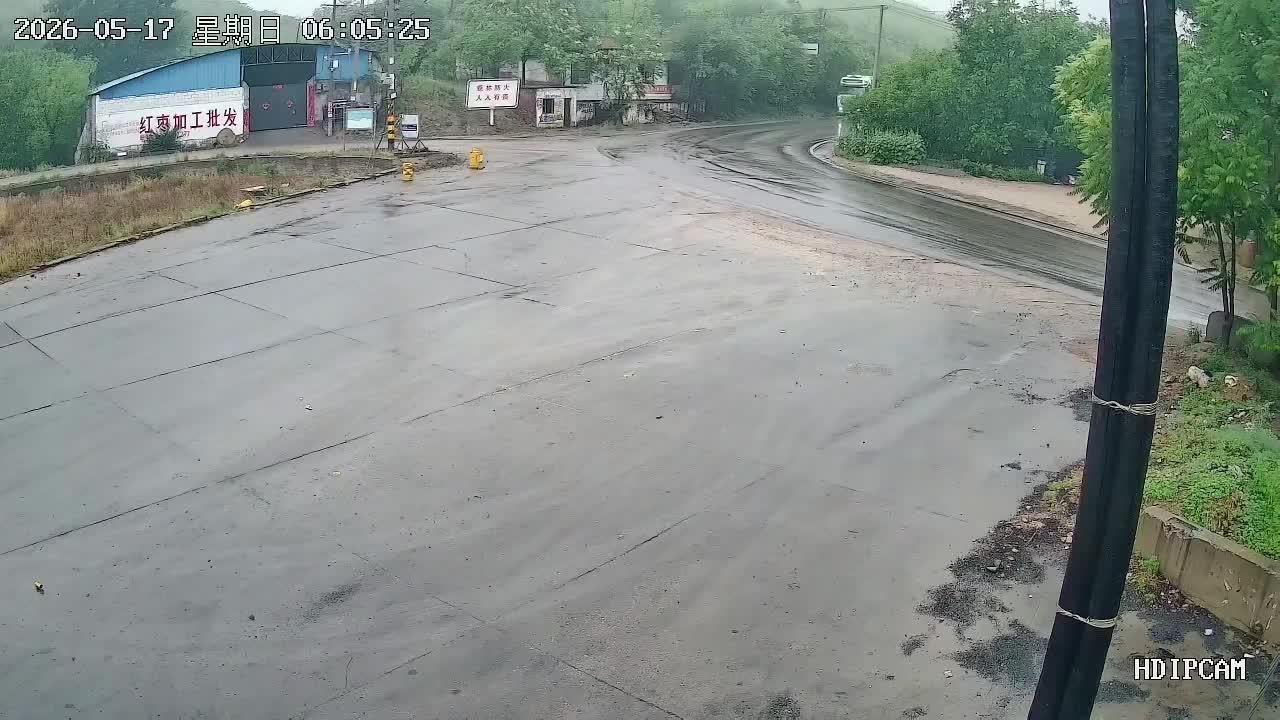 Tanker truck overturns and leaks contents in Hebei, China