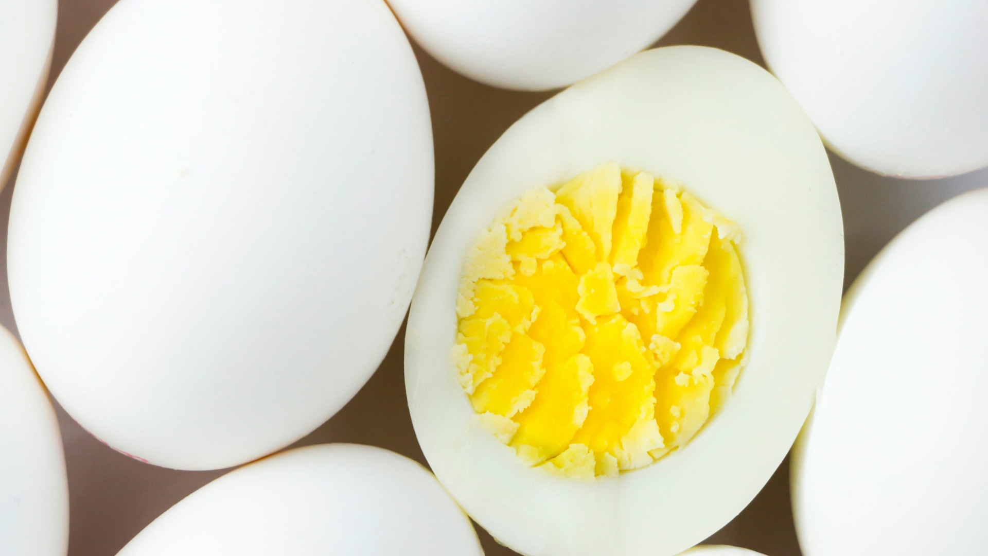 10 foods to never bring to work & 10 that are okay