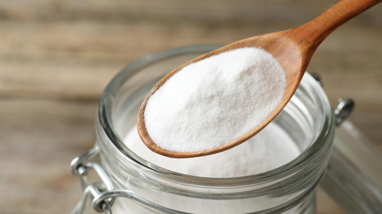 Why you should put a jar of baking soda in your microwave overnight