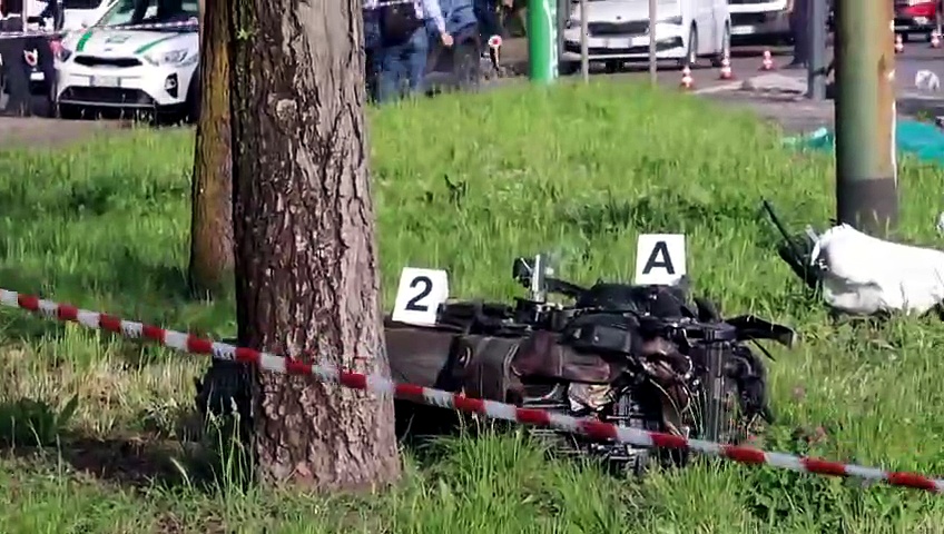 Milano, incidente in viale Marche: moto si spezza in due, morto ...