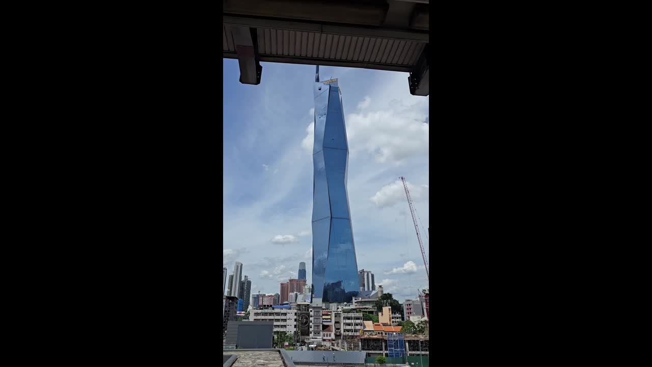 High-rise window cleaners tackle world's second tallest building