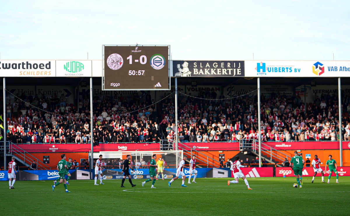 Ajax-fans richten pijlen massaal op Etienne Vaessen: opvallende beelden ...