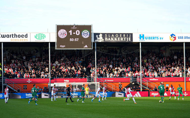 Ajax-supporters zingen beledigende teksten in Volendam