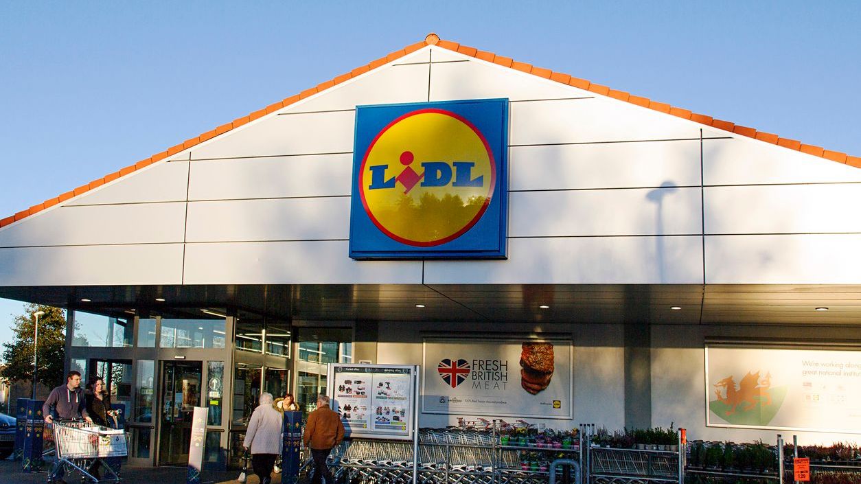 Lidl launches carrier bag change that can save shoppers 25p every time ...