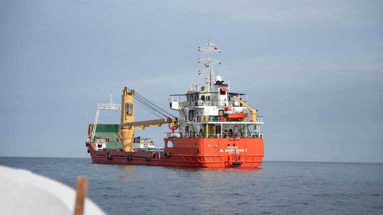 Chinese container ship among few vessels crossing Hormuz amid deadlock ...