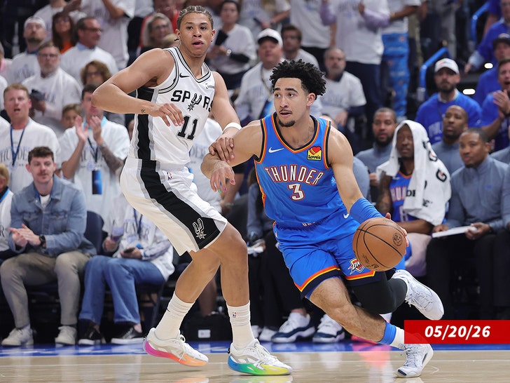 Spurs' Carter Bryant appears to use public restroom during game