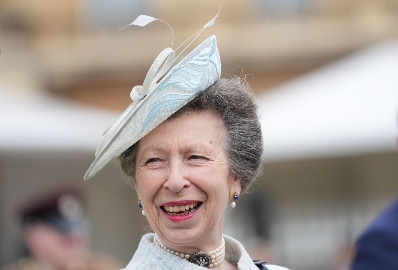 Princess Anne hosts garden party solo in a striking 4-strand pearl ...