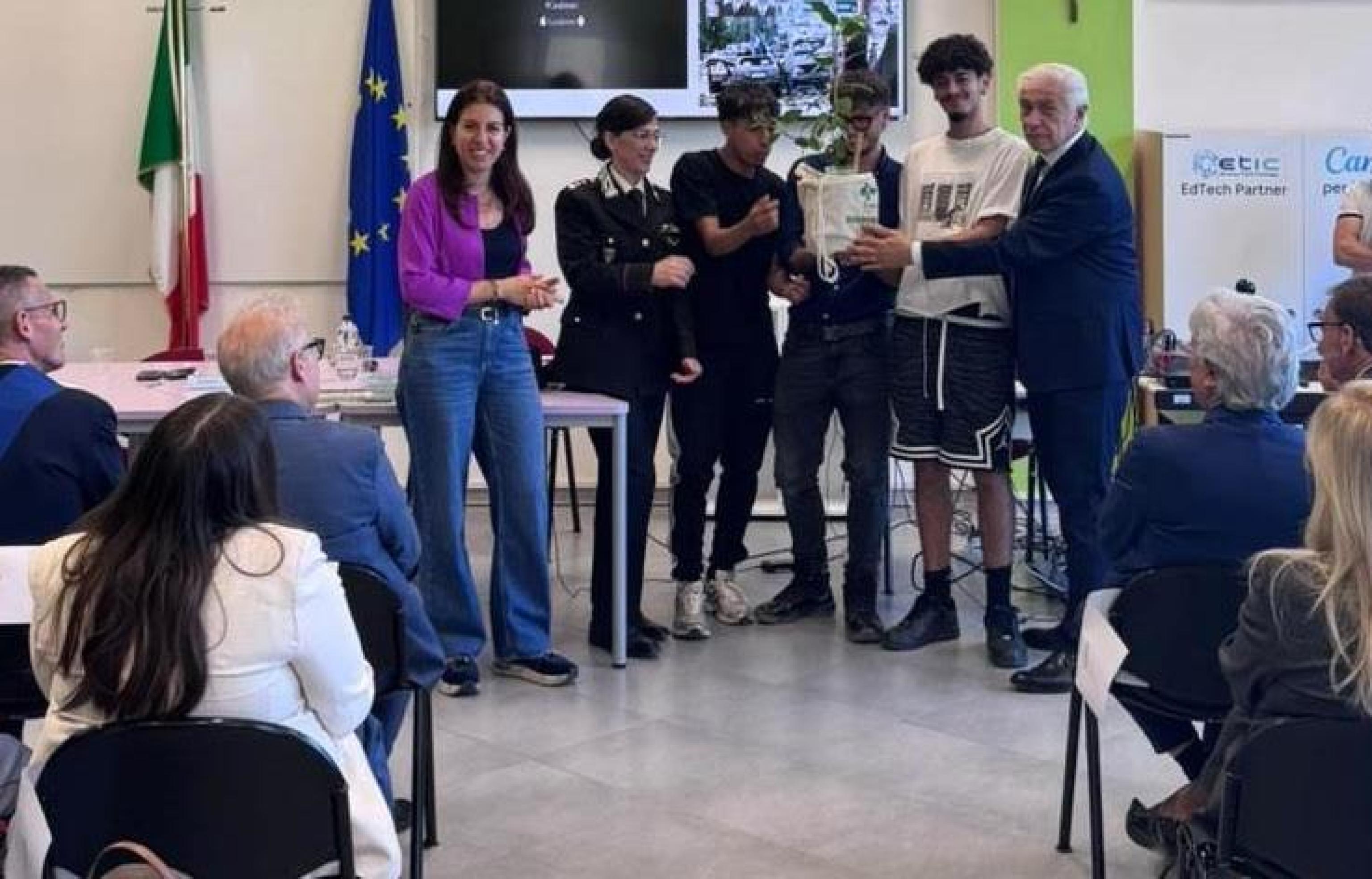 Talea dell'albero di Falcone consegnata all'istituto scolastico di Fermo