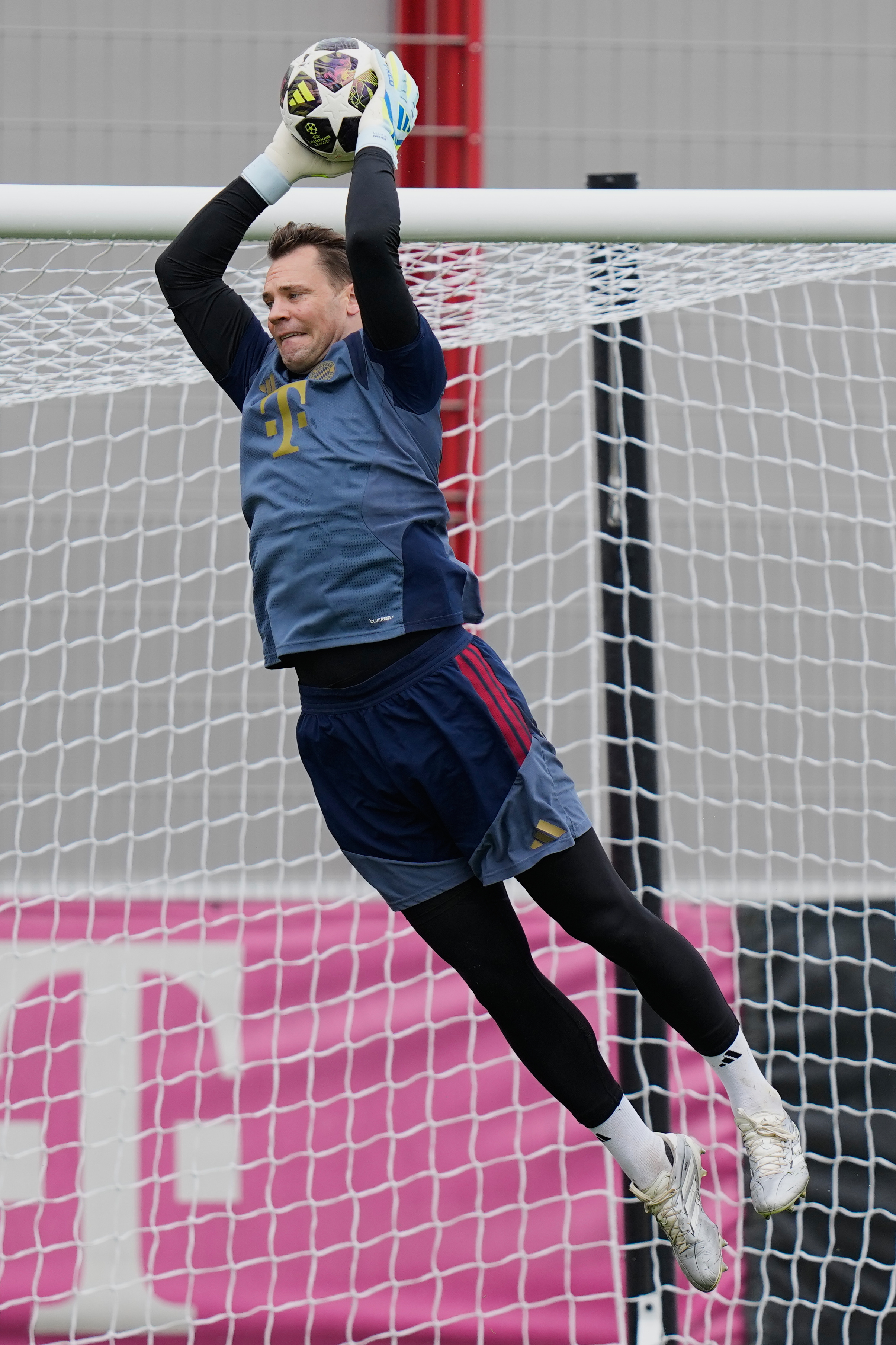 Alemania saca del retiro al veterano arquero Manuel Neuer para el Mundial
