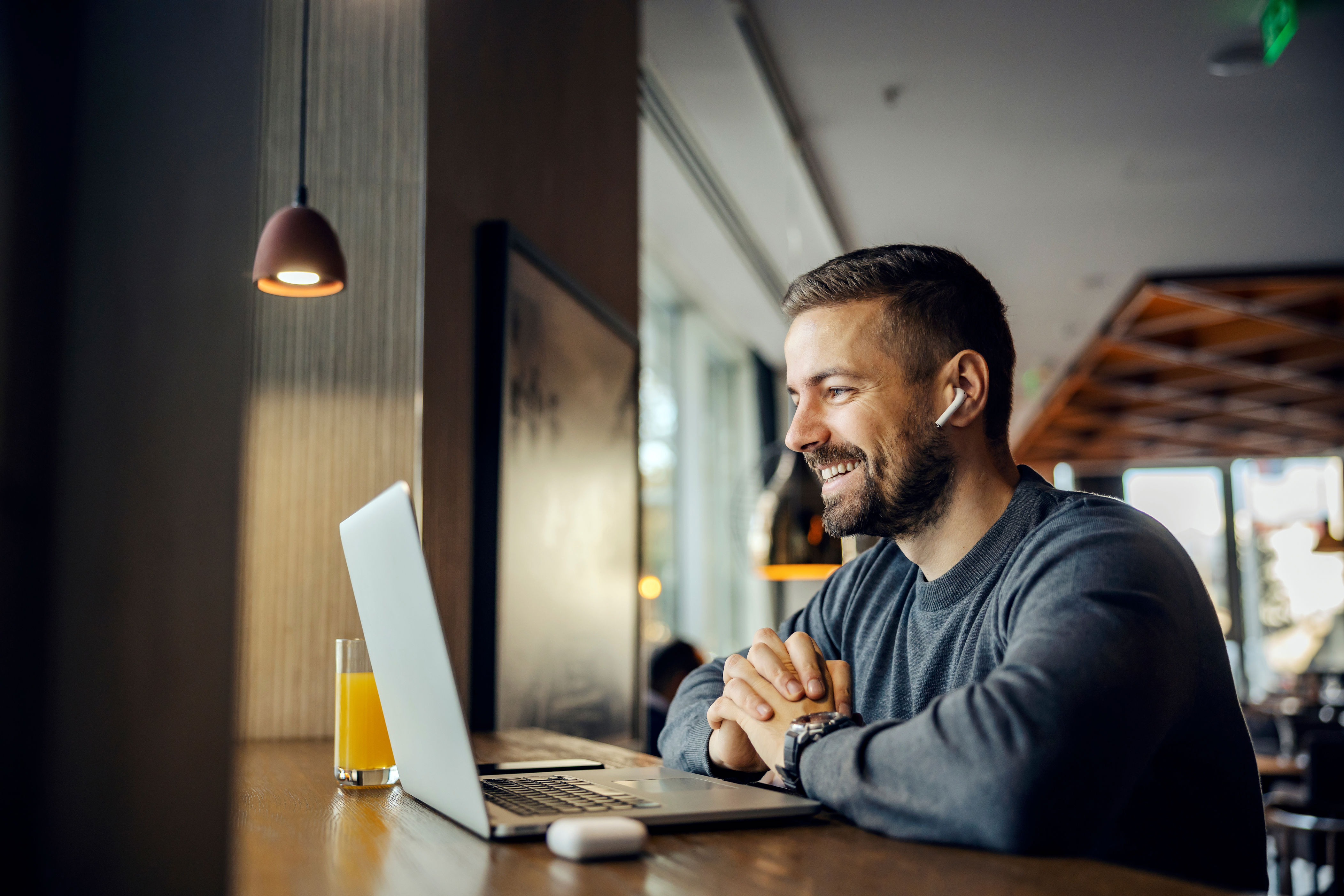Dateleed: 'Hij klapte midden in het restaurant zijn laptop open voor ...