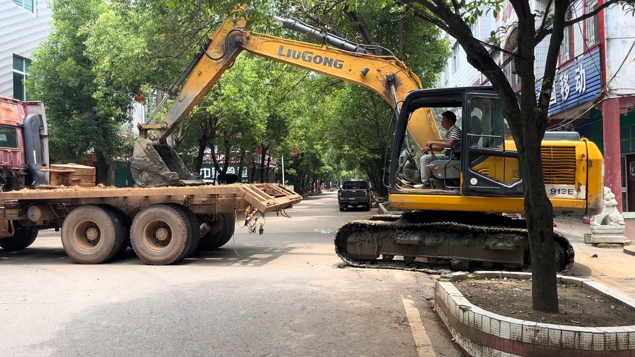 Epic excavator loading challenge in Jiangxi!
