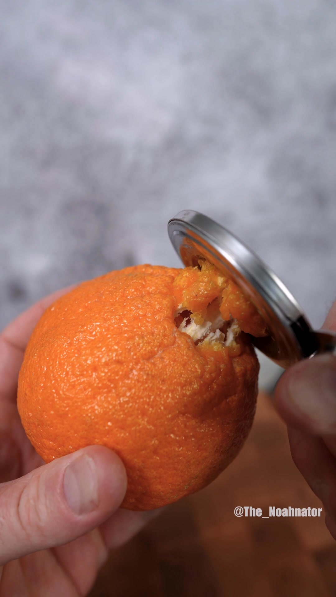 Egg cutter vs. Sumo orange