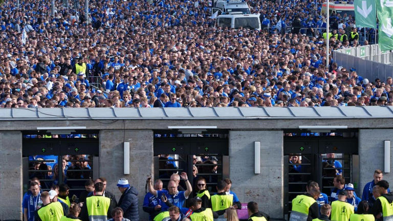 Alex in Hand der Stuttgart-Fans – Polizei sichert mit Großaufgebot DFB ...