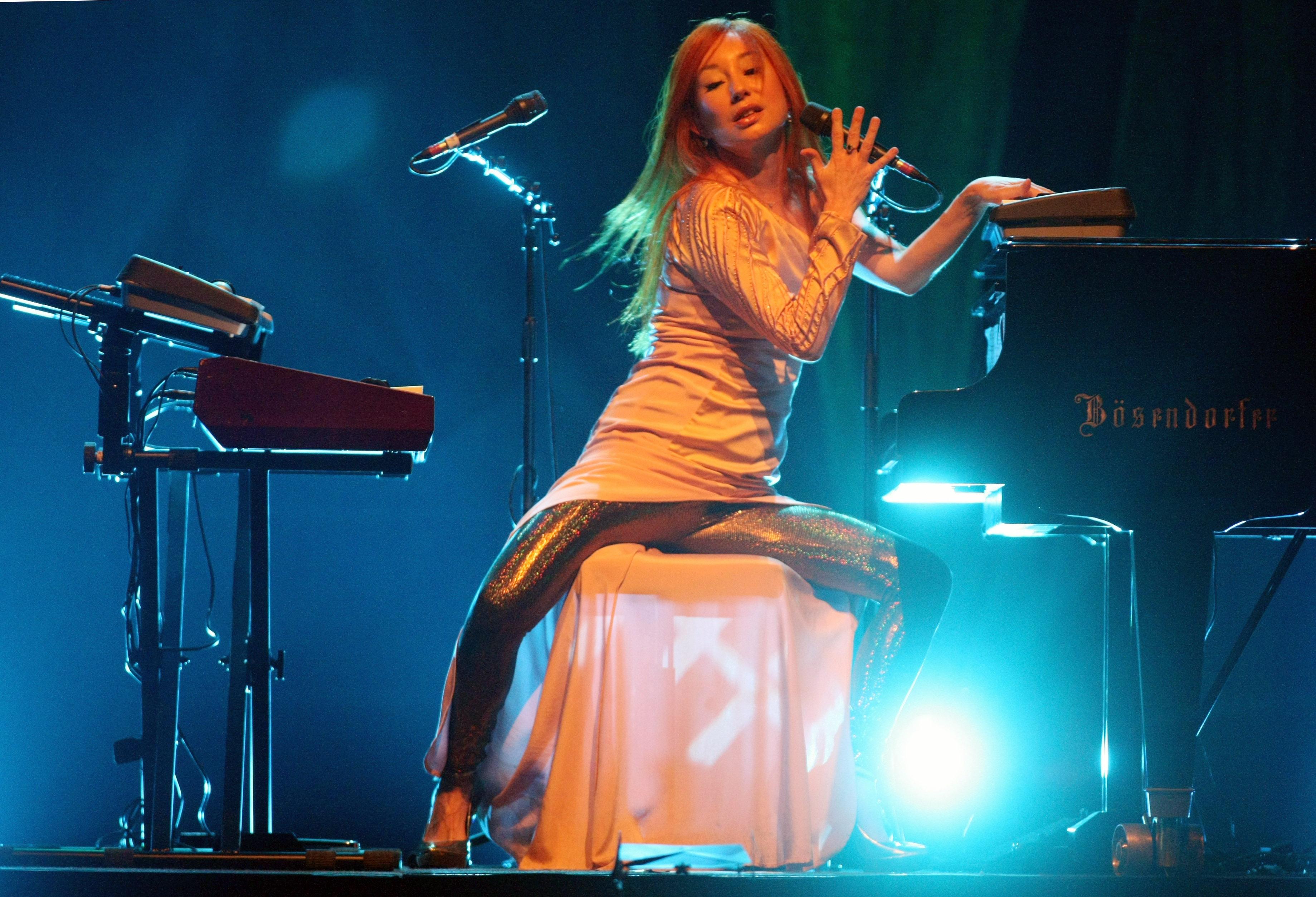 Tori Amos injured during wild moose encounter on tour: 'Horrible accident'
