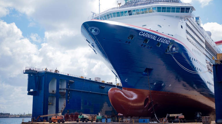 Carnival Cruise Line debuts new bow crest