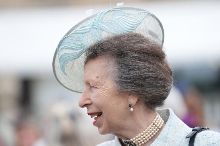Princess Anne hosts garden party solo in a striking 4-strand pearl ...
