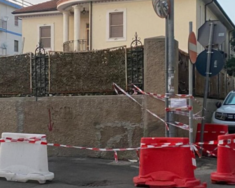 Il ragazzo folgorato da un lampione a Soverato: in 6 rischiano il ...