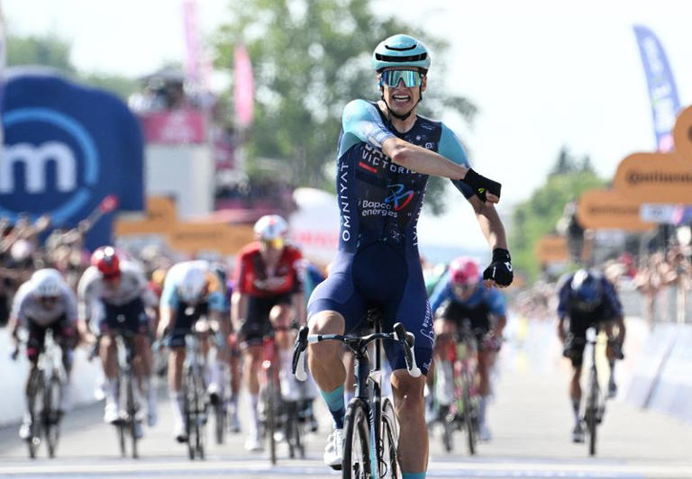 Cycling-Segaert steals a march to win Giro stage 12, Eulalio extends lead