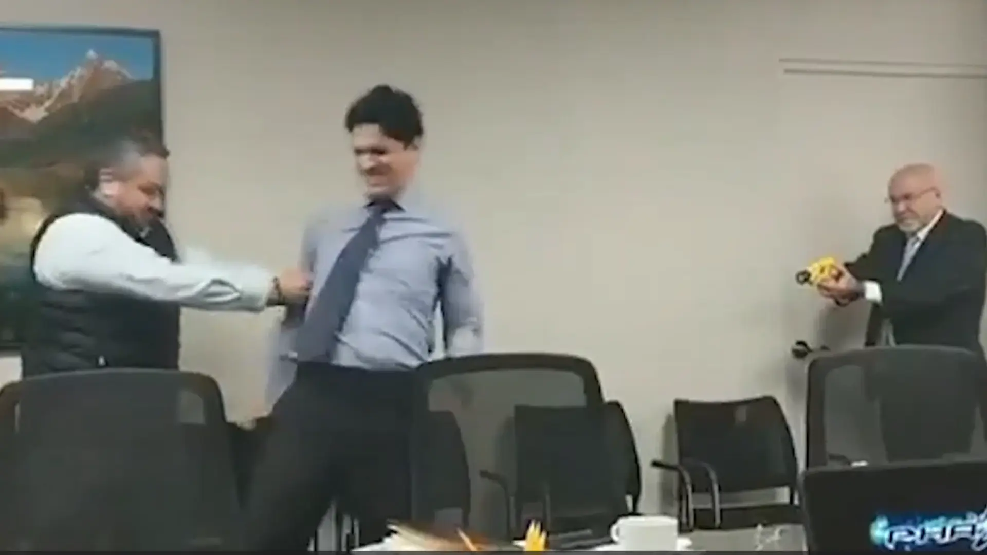 Difunden un vídeo de un alcalde de Perú disparando una pistola ...