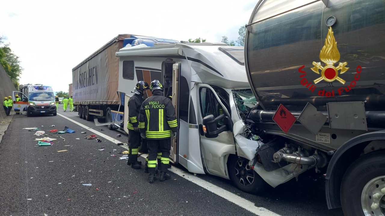 Arezzo, camper schiacciato tra due tir in autostrada