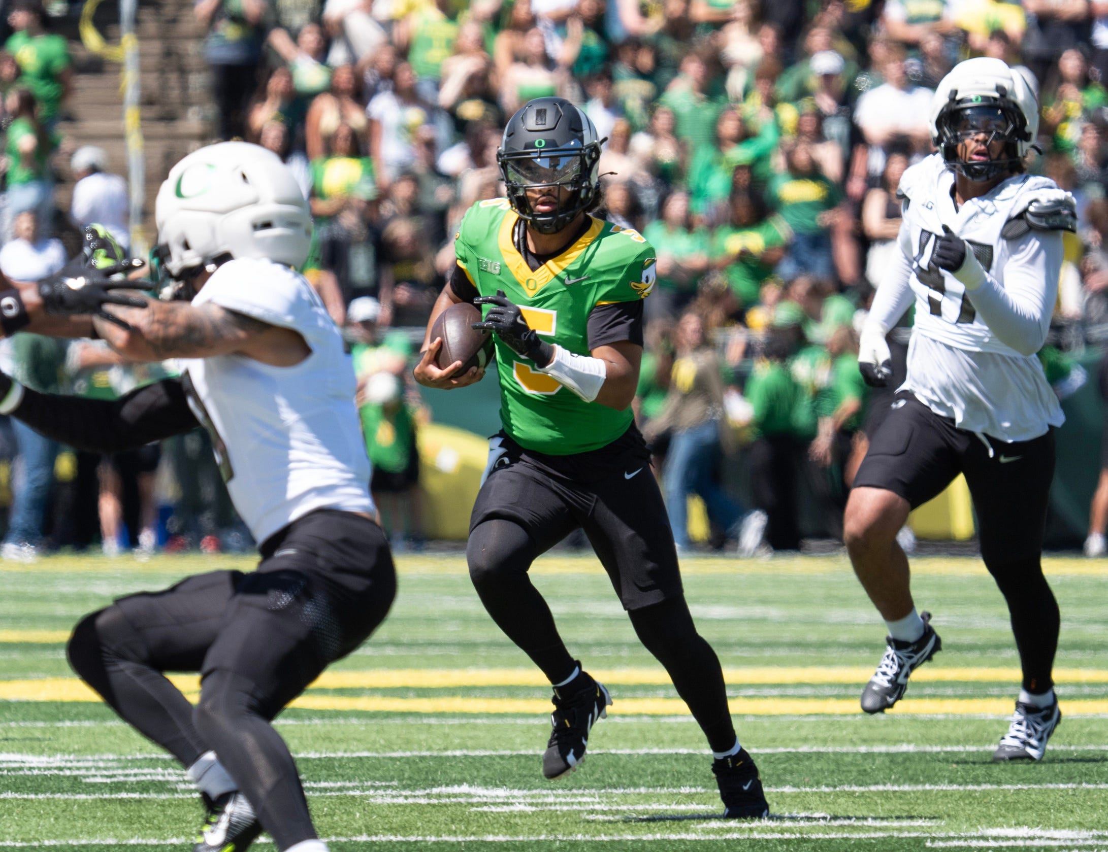 Oregon QB Dante Moore lands outside the top 10 in mock draft