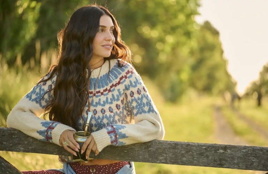 Zaira Nara lució un sweater nordic knit como aliado del invierno y ...