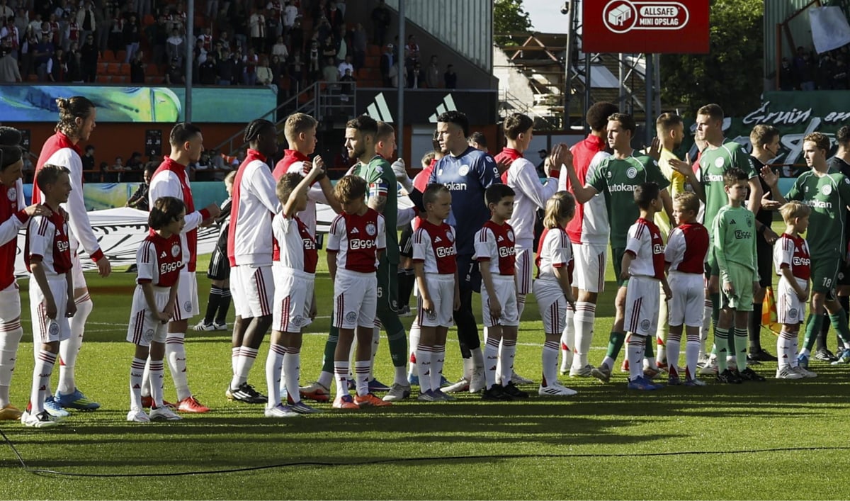 Mika Godts krijgt geen hand voor Ajax - FC Groningen: 'Wat kinderachtig!'