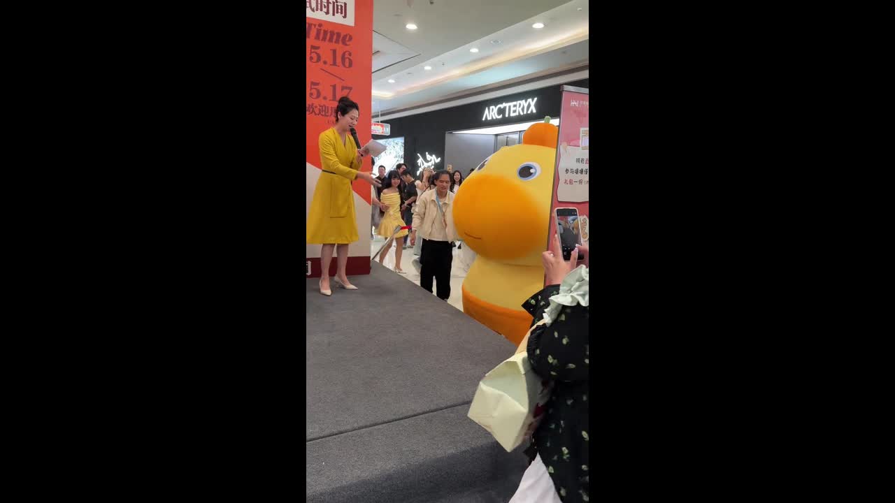 Mascot struggles and hops onto stage in Zhejiang, China
