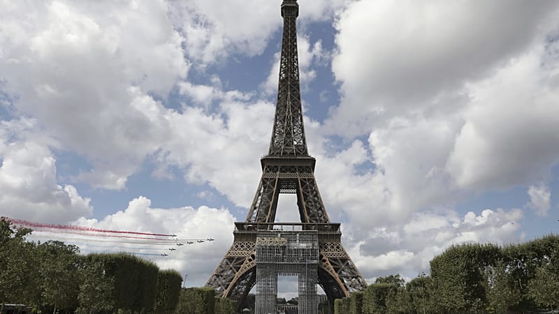 Tour Eiffel, pezzo di scala venduto all'asta per oltre 450 mila euro