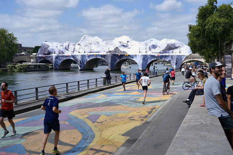 TIME-LAPSE VIDEO: Paris bridge disappears under artist the 'French ...