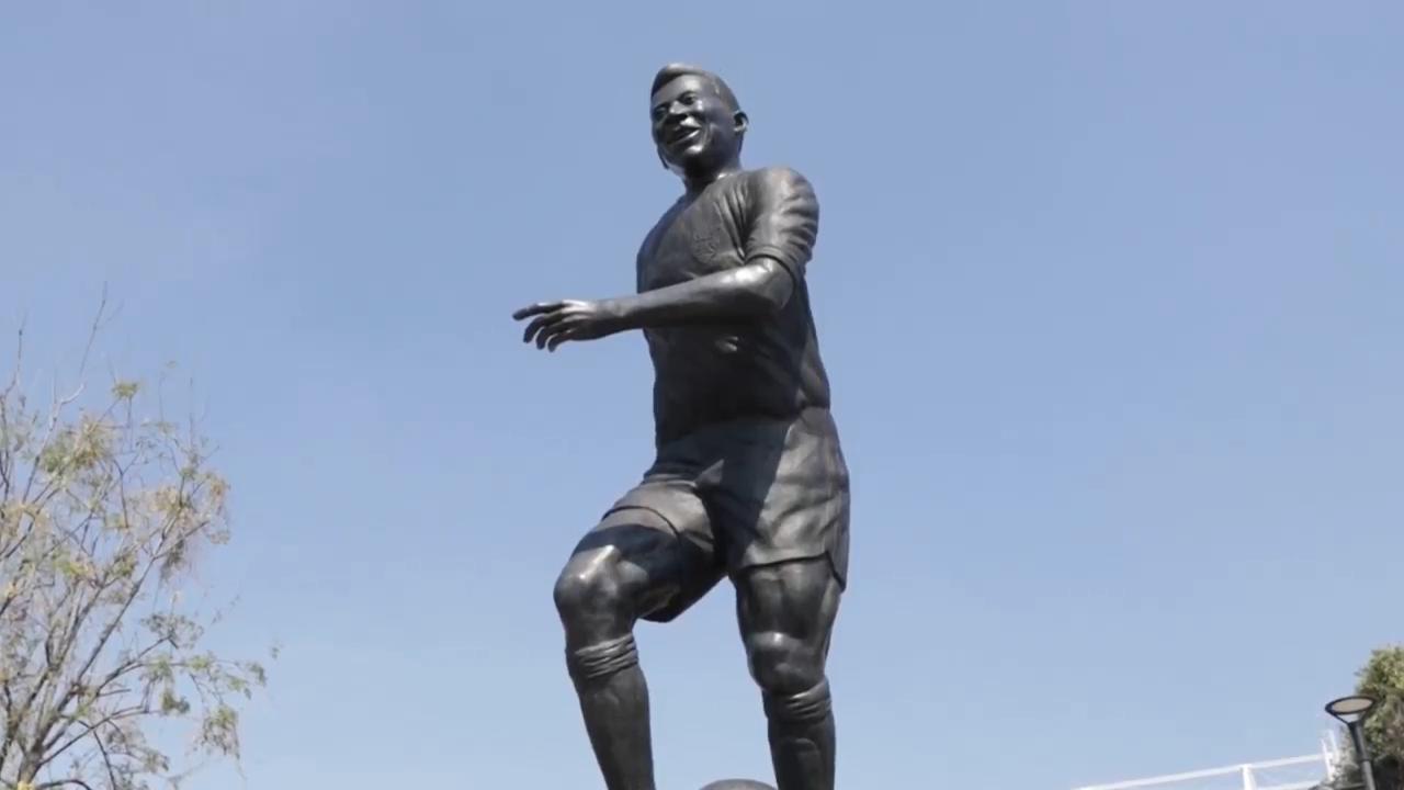 As World Cup approaches, host city Guadalajara installs giant Pele statue