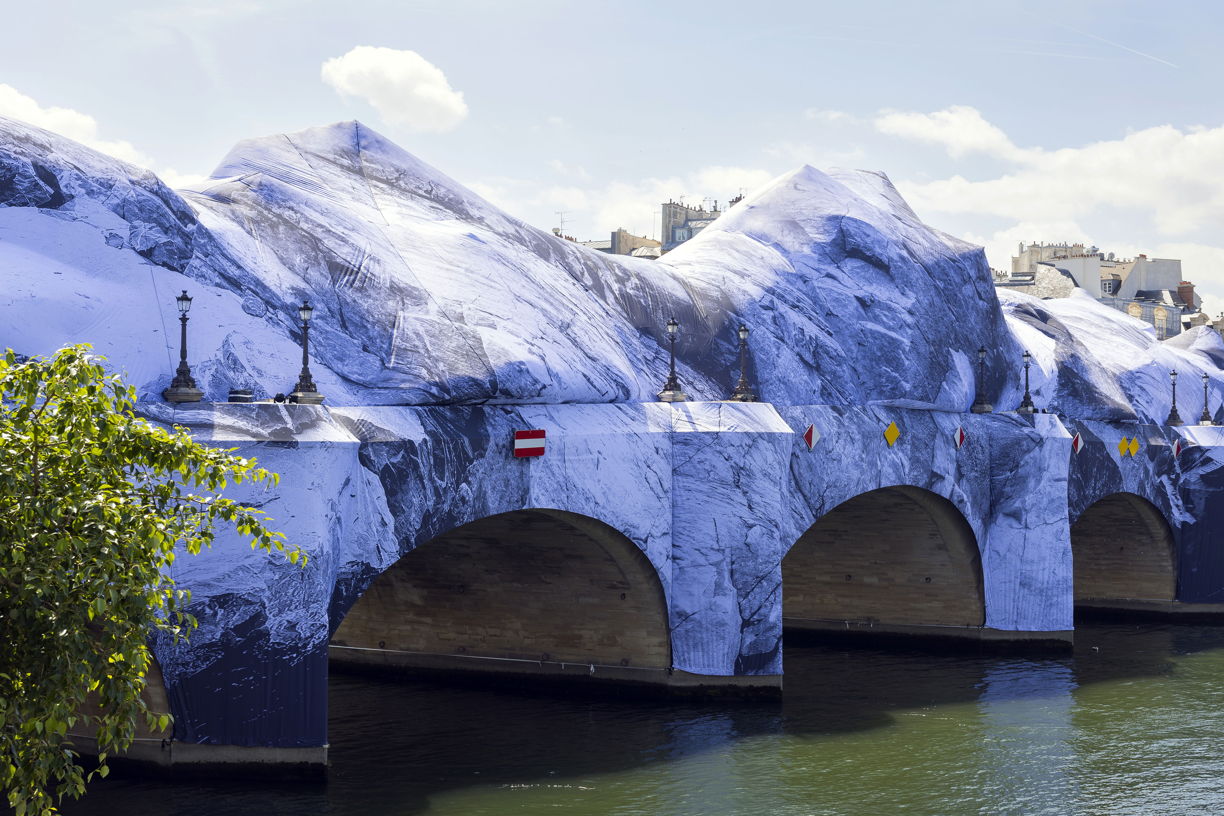 The oldest bridge in Paris was swallowed overnight by a giant ...