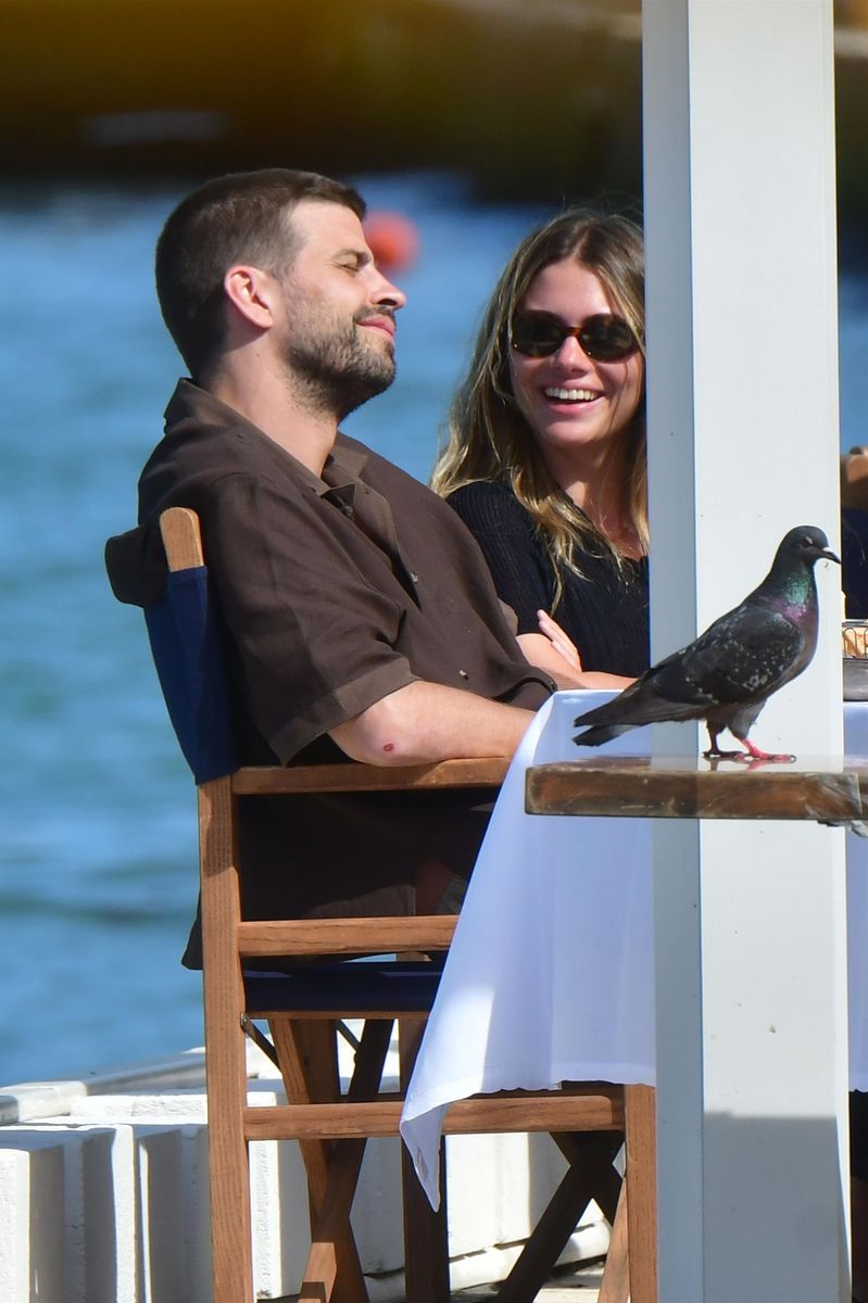 Piqué and Clara Chía enjoy a romantic getaway while Shakira remains ...