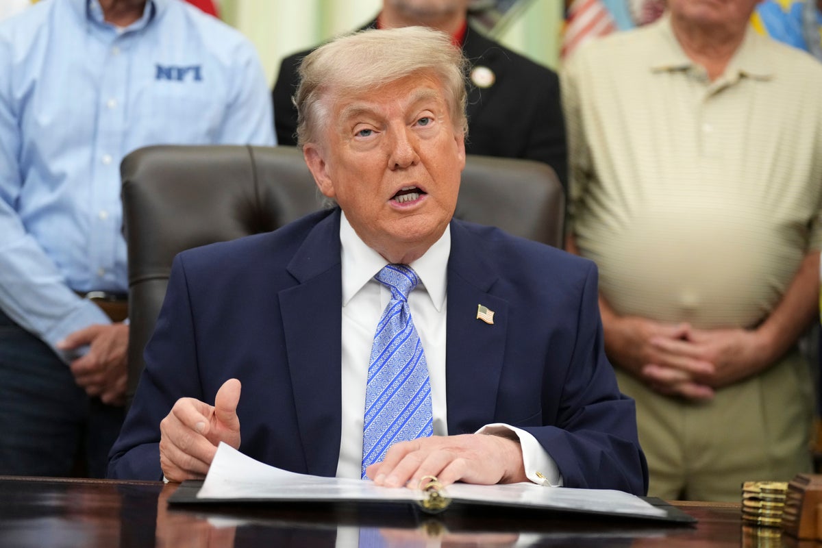 Viewers distracted by detail in background of Oval Office briefing