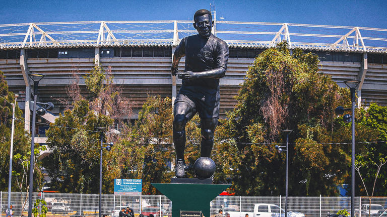 Massive Pelé statue unveiled in Guadalajara ahead of World Cup