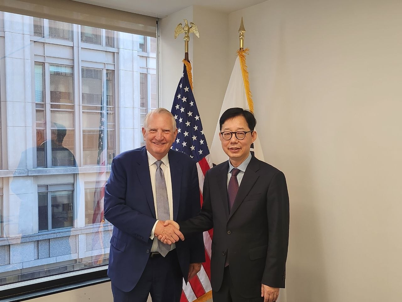 Vice foreign minister meets US lawmaker, policy expert to discuss ...