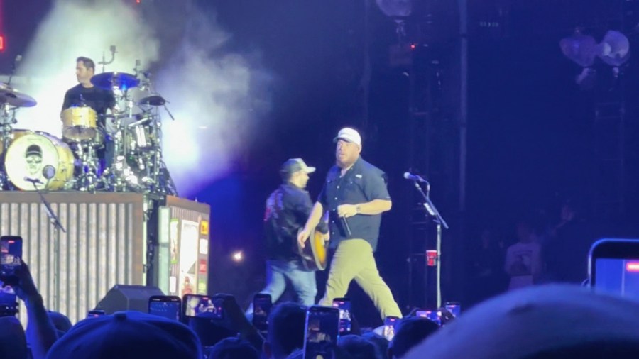Luke Combs breaks Lambeau Field’s concert attendance records
