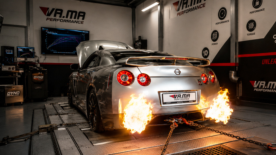 Nissan GT-R 800HP flamethrower engine note dyno pulls