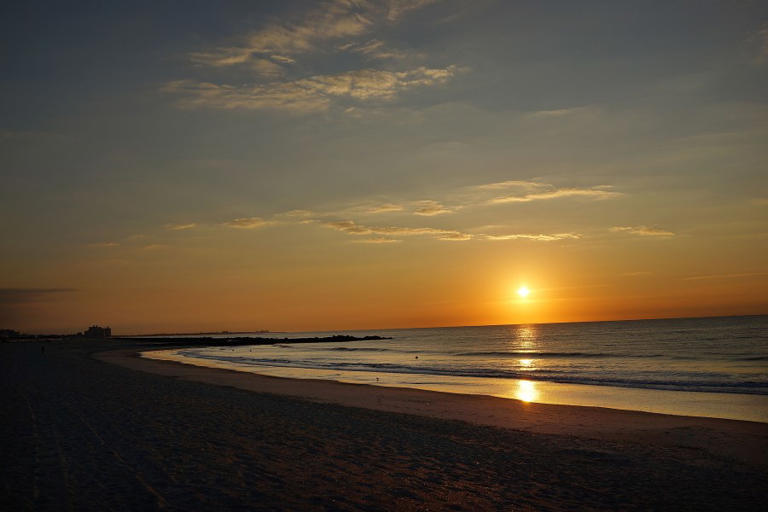 Are NY beaches affected by the 30,000-gallon sewage spill?
