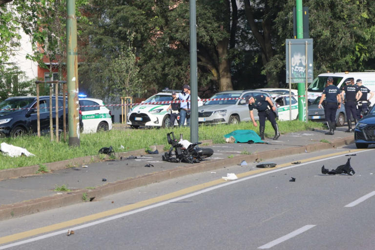 Scontro con un'auto, morto motociclista a Milano