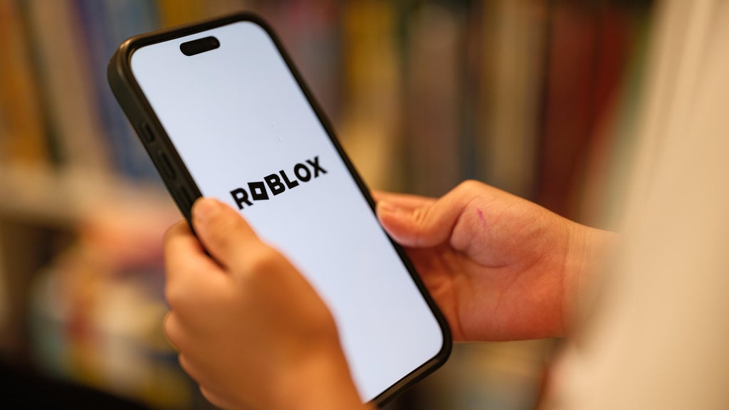 Roblox faces renewed scrutiny as child safety advocates urge FTC ...