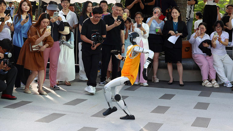 Robot's lifeless corpse hauled off stage after fall during disastrous ...