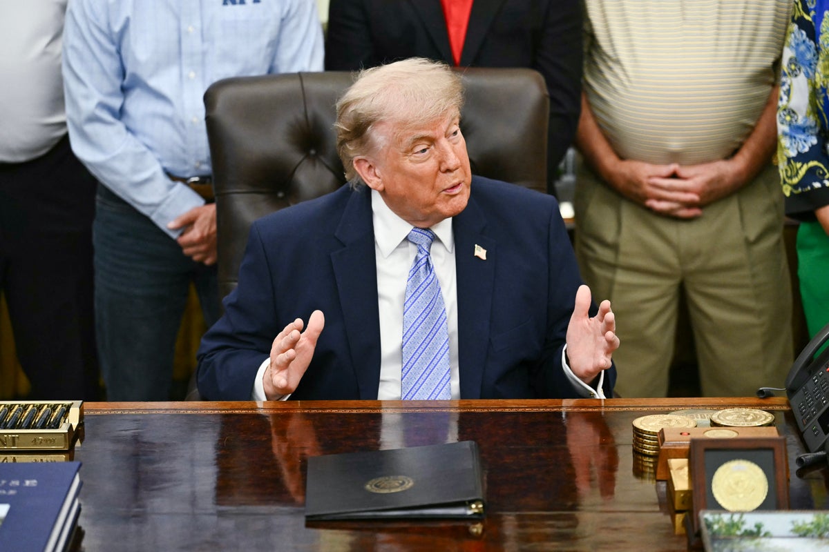 Man’s belly button next to Trump in Oval Office presser goes viral
