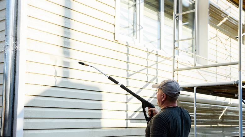 What is the best pressure washer setting for vinyl siding?