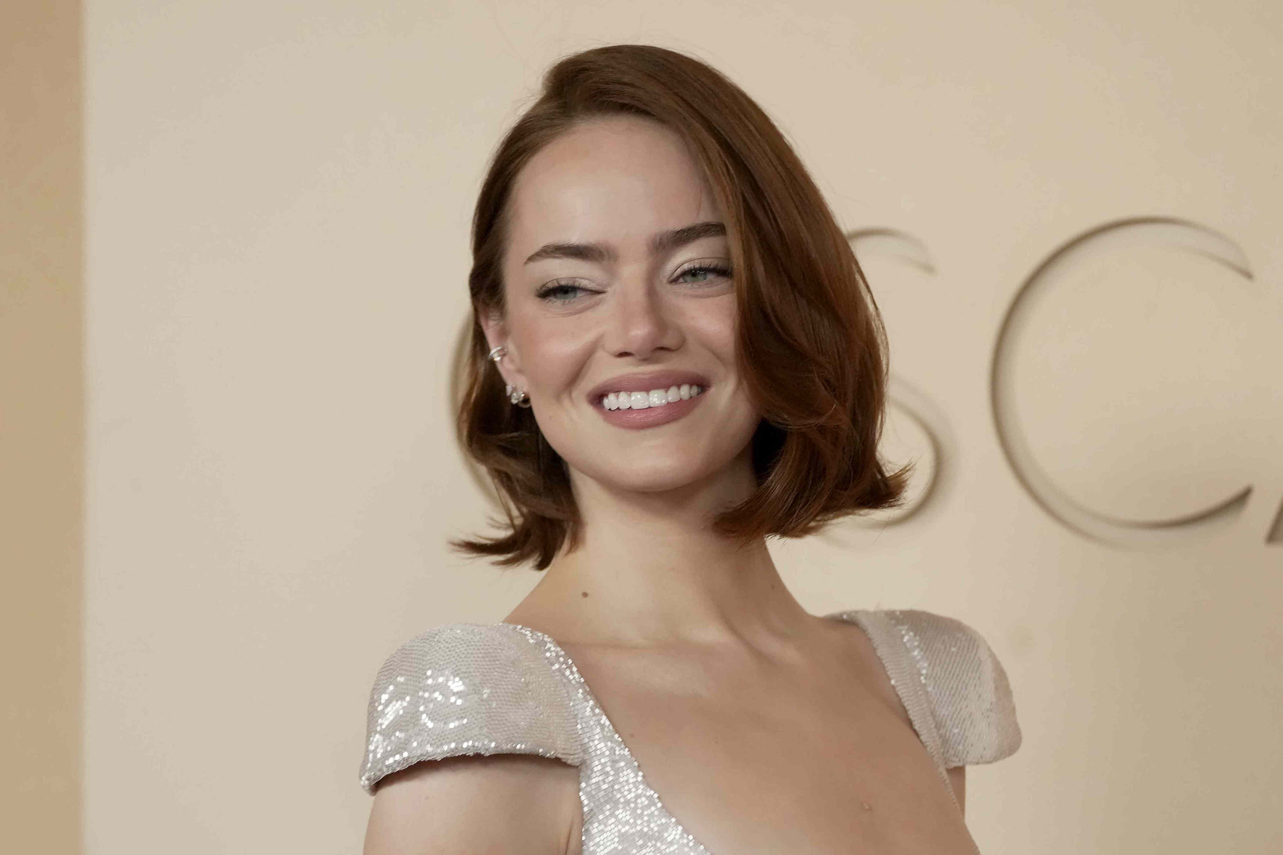 Emma Stone refreshes her hair with Y2K-approved highlights and her ...