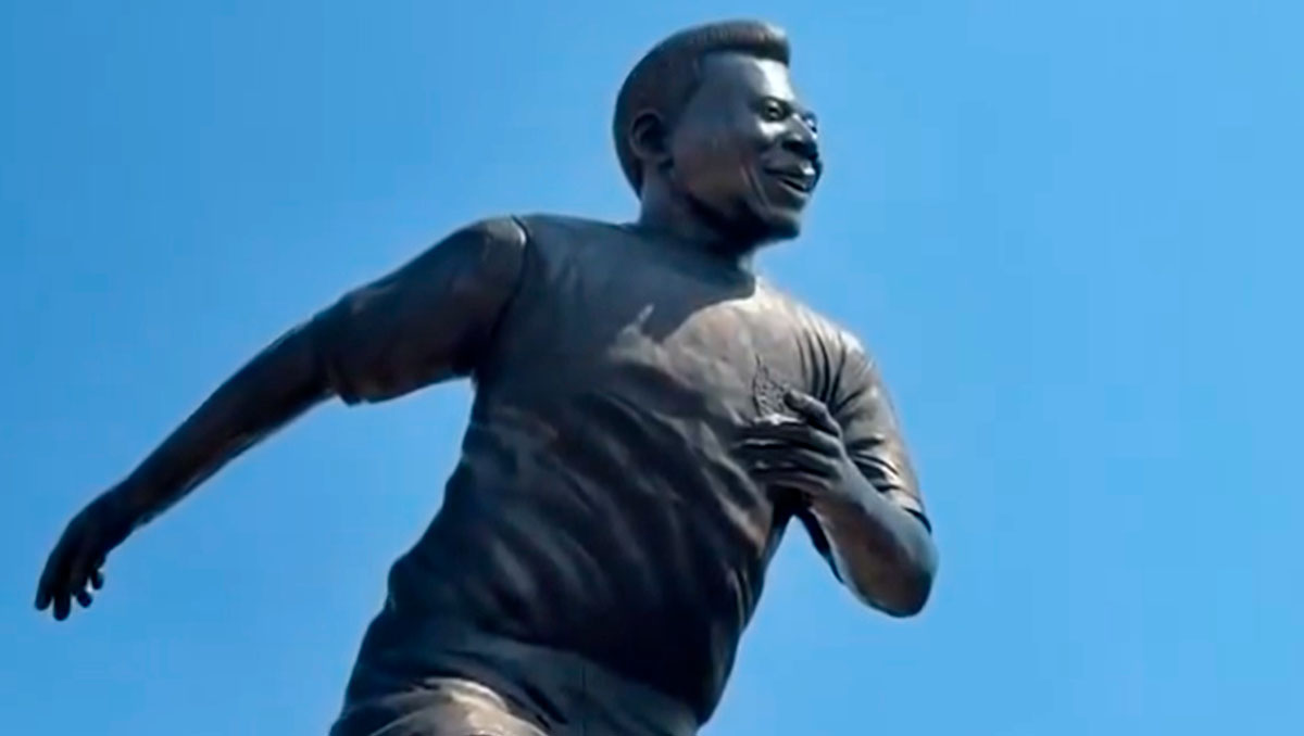 Derechos de la estatua de Pelé que fue colocada en el Estadio Jalisco ...