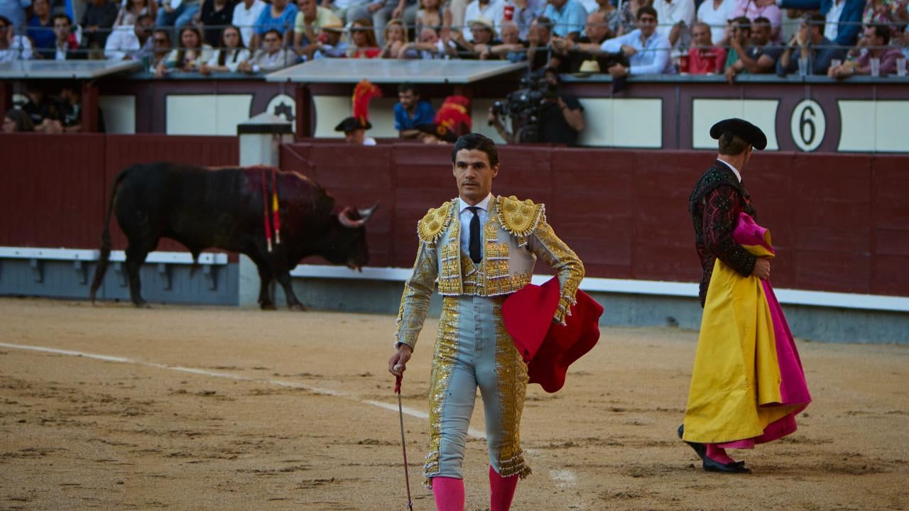 Los tres avisos de Pablo Aguado, el hito de una tarde de «petardo»
